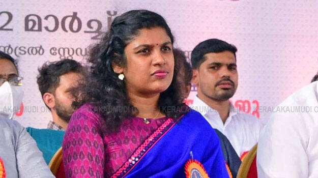 ''ജനിച്ചനാൾ മുതലുള്ള ശമ്പളം ചിന്തയ‌്ക്ക് കൂട്ടാത്തത് യുവജന വഞ്ചനയാണ് ...