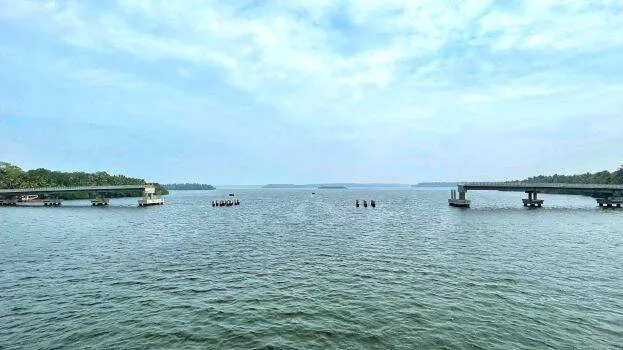 പെരുമൺ- പേഴുംതുരുത്ത് പണിതീരാതെ പാലം, പിടിവിടാതെ സെ ക്ര ട്ട റി - LOCAL ...