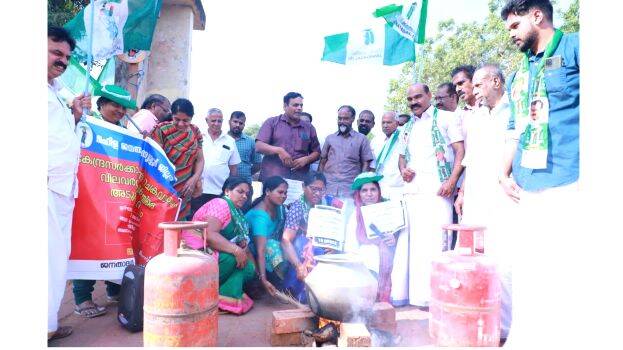 അടുപ്പ് കത്തിച്ച് പ്രതിഷേധിച്ചു - LOCAL - THRISSUR | Kerala Kaumudi Online