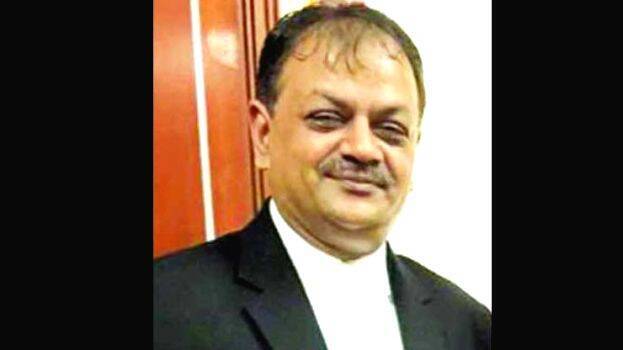 ബോംബെ ഹൈക്കോടതിയിൽ നാടകീയ രംഗങ്ങൾ, കോടതിയിൽ രാജി പ്രഖ്യാപിച്ച് ...