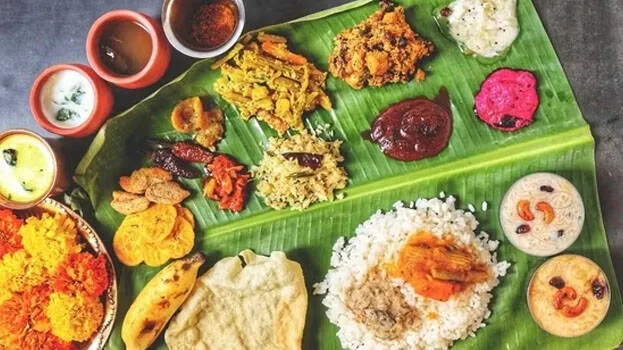 ഓണനാളുകളിൽ ഉച്ചയ്ക്ക് പന്ത്രണ്ടരയ്ക്ക് മുമ്പ് 17 തരം കറികളും രണ്ട് ...
