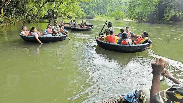 മഴയത്ത് മാത്രമേ ഇവിടേക്ക് പോകാവൂ, അല്ലാതെ എന്ത് വൈബ്; മുളംകുടിലിലെ ...