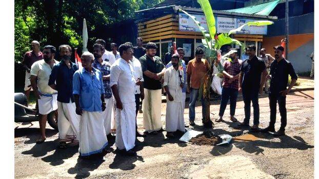 റോഡിൽ വാഴ നട്ട് യൂത്ത് കോൺഗ്രസ് പ്രതിഷേധം - LOCAL - THRISSUR | Kerala ...