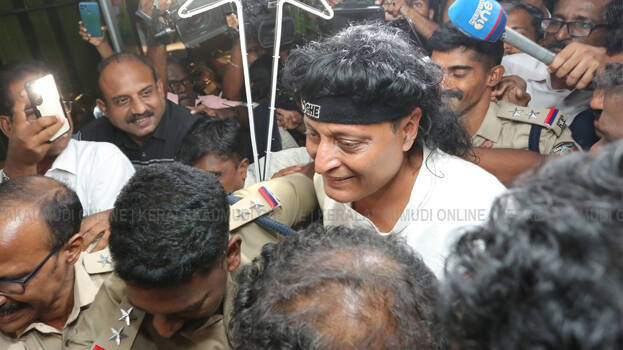 ആ നിയമോപദേശം 'പണികൊടുത്തു', മുൻകൂർ ജാമ്യം തേടിയതുമില്ല; എ ബ്ലോക്ക് ...