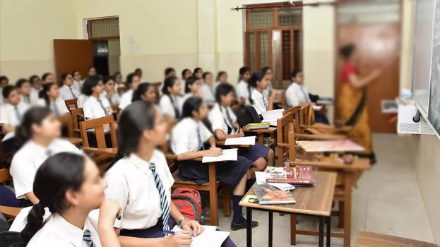 തെറ്റായ ഉത്തരമെഴുതിയതിന് വിദ്യാർത്ഥിനികളെ ക്ലാസ് ലീഡറെക്കൊണ്ട് ...