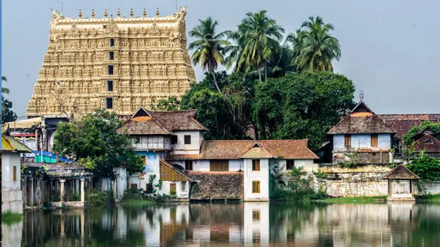 പത്മനാഭസ്വാമി ക്ഷേത്രത്തിന് മുകളിലൂടെ ഡ്രോൺ പറത്തി കൊറിയൻ യുവതി ...