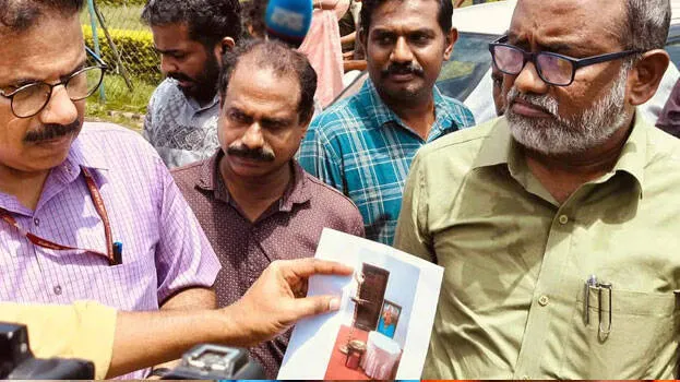'ഭാരതാംബയോട് അങ്ങേയറ്റം സ്‌നേഹം; സർക്കാർ പരിപാടിയിൽ അരിവാൾ ചുറ്റികയുടെ ...