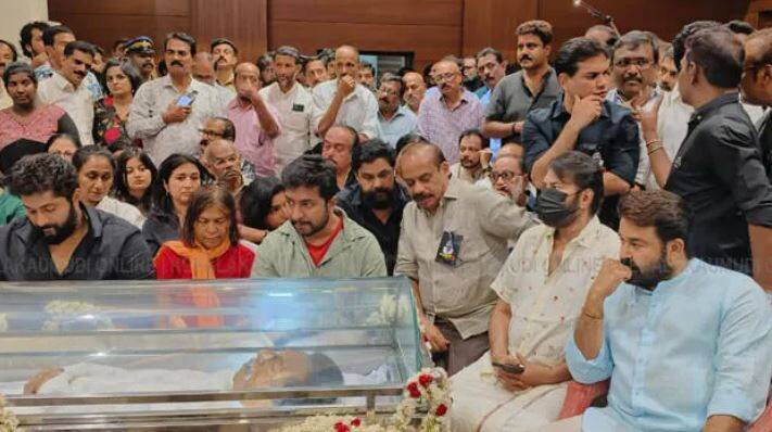 Mohanlal arrives at Ernakulam Town Hall to bid adieu to Sreeni ...